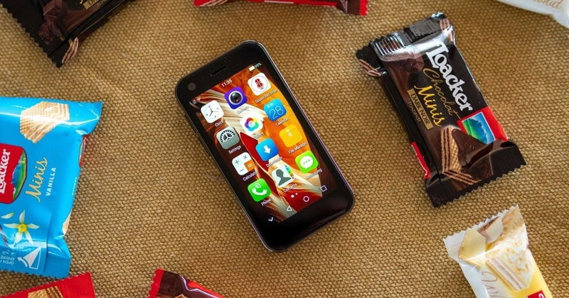 Este nuevo móvil de 150 dólares es el smartphone más pequeño del mundo