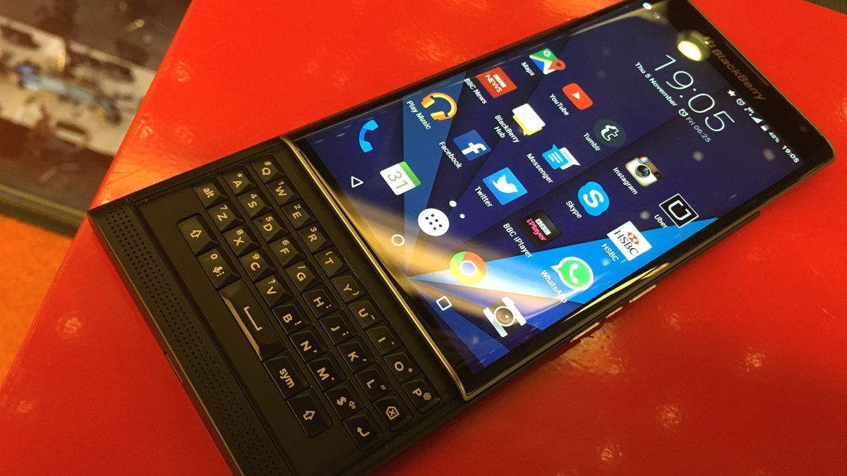 Qué pasó con la BlackBery Priv, uno de los últimos Android con teclado ...